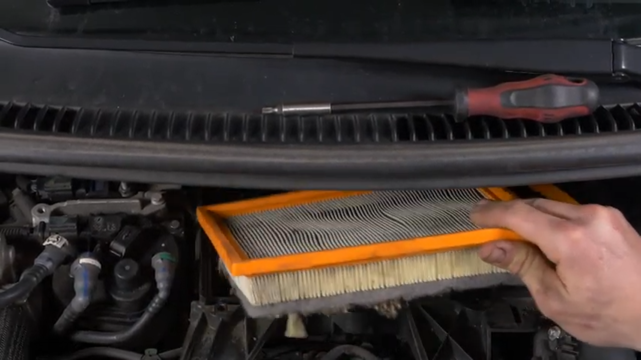 Comment changer le filtre à air Peugeot 207 1.4 HDi ? | MISTER AUTO